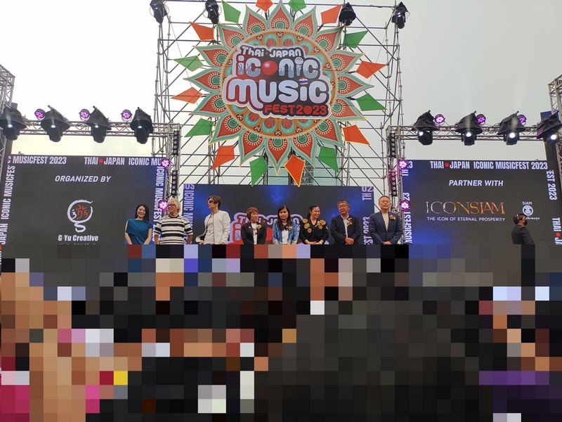 隣の芝生はミディアムブルー