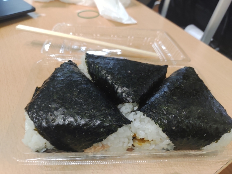 隣の芝生はミディアムブルー