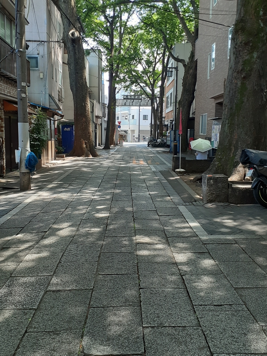 猛暑日の鬼子母神参道 - 荒川三歩