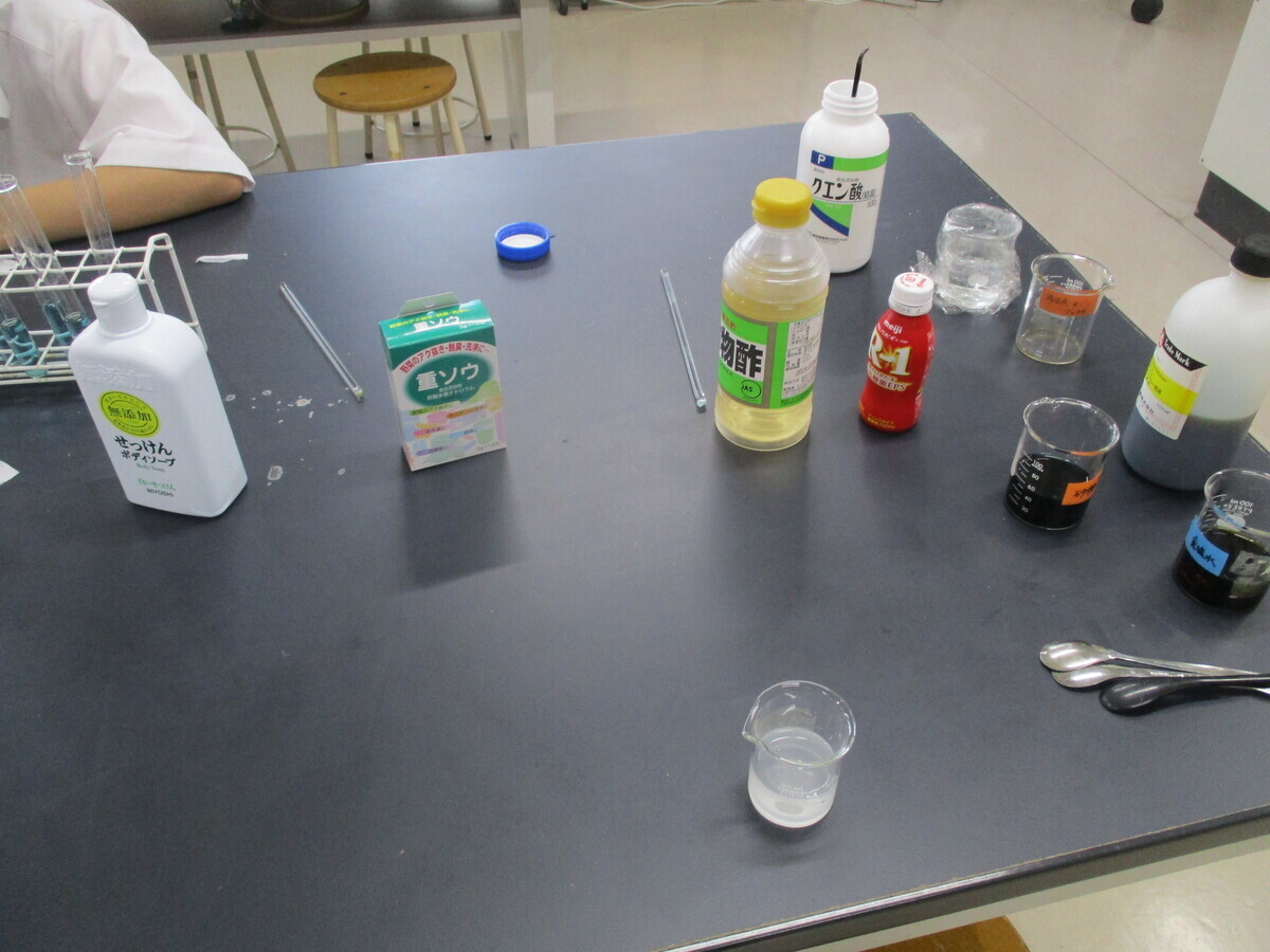 BTB溶液の色の変化を見てみましょ！ - アサンプション国際中学校高等学校自然科学部の日記