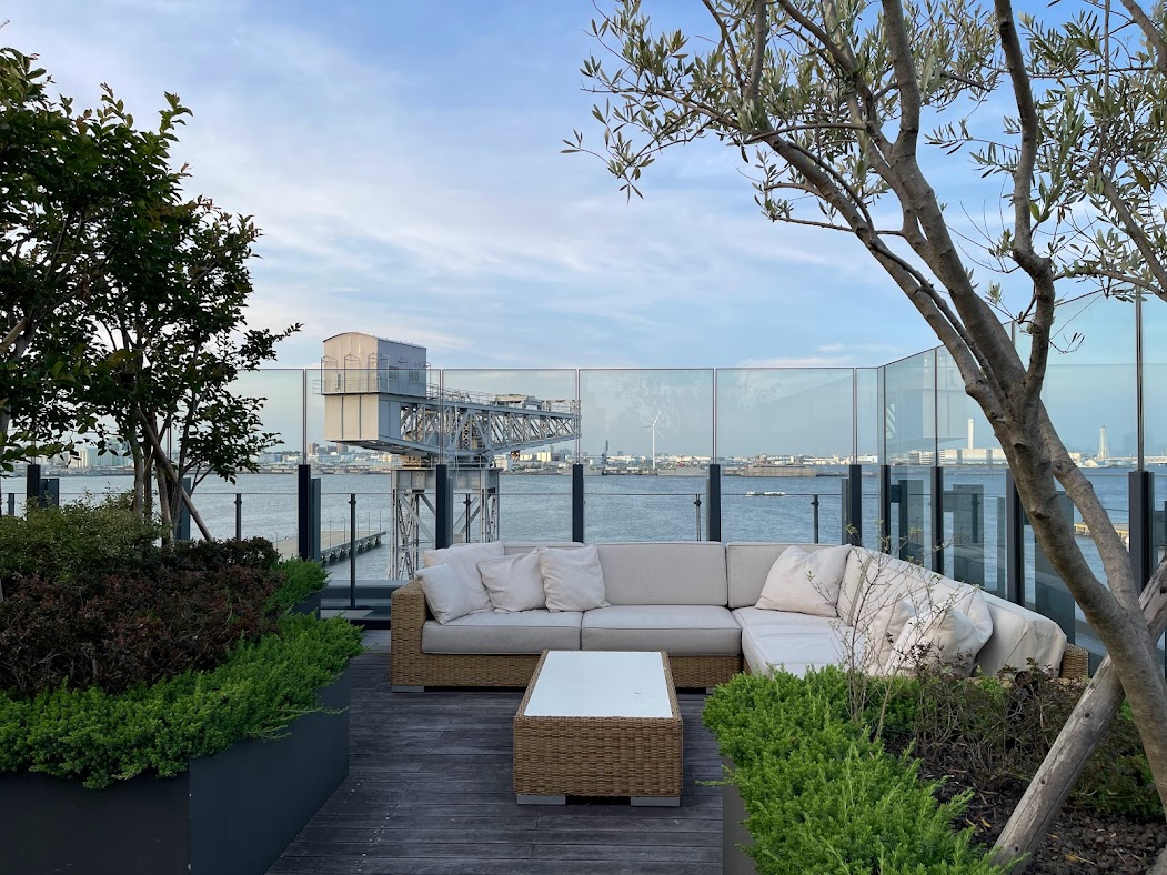 【インターコンチネンタル横浜pier8 3滞在目】③ホテルの施設紹介！中庭&ドローイングルーム＆おすすめ「Rooftop 1859」 - よくばりトラベルプランズ