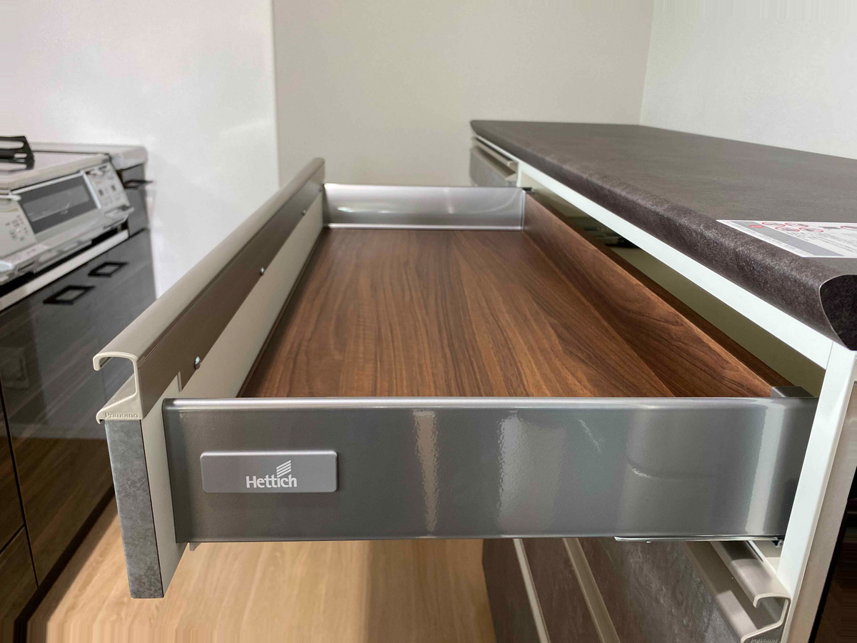 パモウナNE実例【カラーオーダー：JI-800K・天板セラミカネロ・引出しグレードの違い】 - interior design office ...