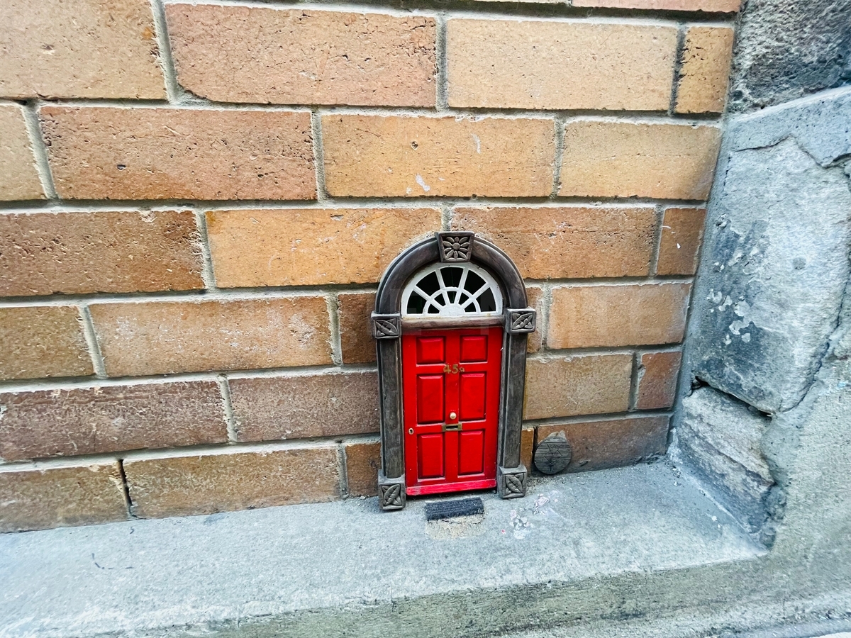 ブリスベンの小さいドアシリーズ：ホリデーシーズン編 Tiny Christmas doors in Brisbane by Mace Robertson - ᴬᵘˢˢⁱᵉ ᴺᵒᵗᵉ ...