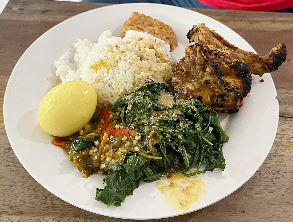 クロボカンエリアのローカルワルンでインドネシア「パダン料理」を食す！@ バリ島 - 美味しいもの探しの海外旅行街歩き！chiyoの旅