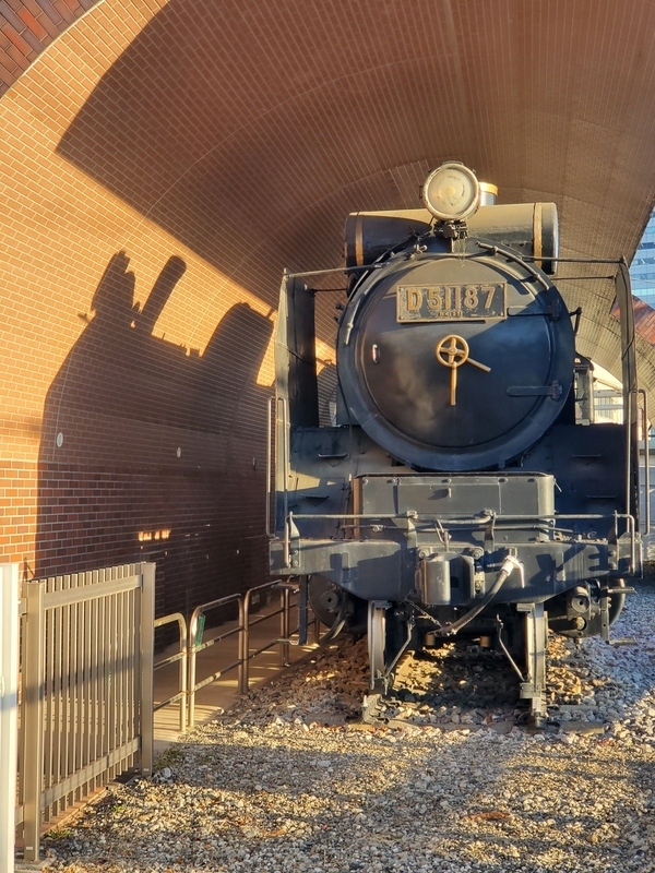 金色に輝くD51187とロケットビル in 埼玉県さいたま市大宮区 - 歩・探・見・感