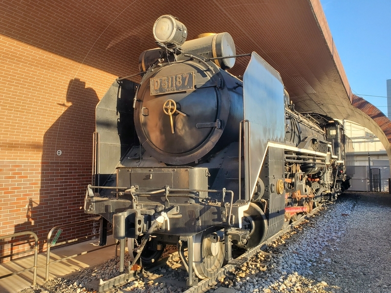 金色に輝くD51187とロケットビル in 埼玉県さいたま市大宮区 - 歩・探・見・感