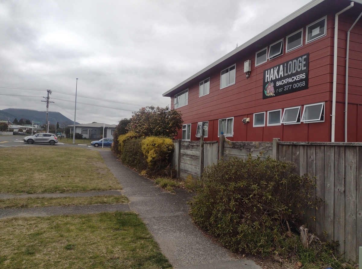 【宿泊記】タウポ湖も見える巨大なロッジ風ゲストハウス/Haka Lodge Taupo(タウポ) - 世界の町で朝メシを喰う