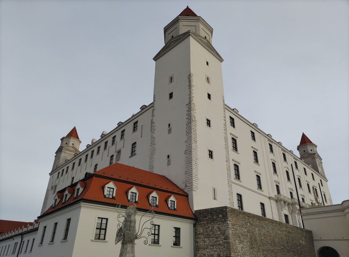 ヨーロッパ周遊のお供に！MewfiのSIMカード「Three」を使った感想 - 世界の町で朝メシを喰う