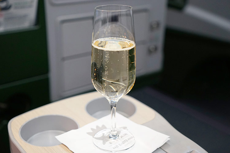 エバー航空 ビジネスクラス搭乗記 BR159便 ソウルから台北 バッドばつ丸ファントラベルジェット - 弾丸トラベルは怖くない!