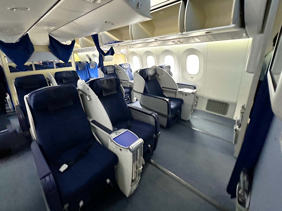 【ANA プレミアムクラス 搭乗記】羽田→札幌便 by iPhone 14 Pro - 弾丸トラベルは怖くない!