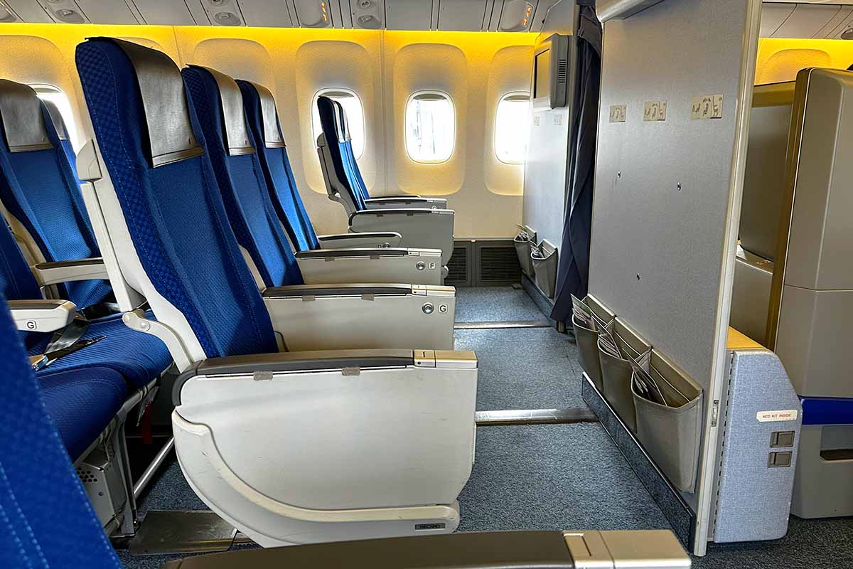 【ANA搭乗記】76P 最前列普通席独り占めで南ぬ島 石垣空港に - 弾丸トラベルは怖くない!