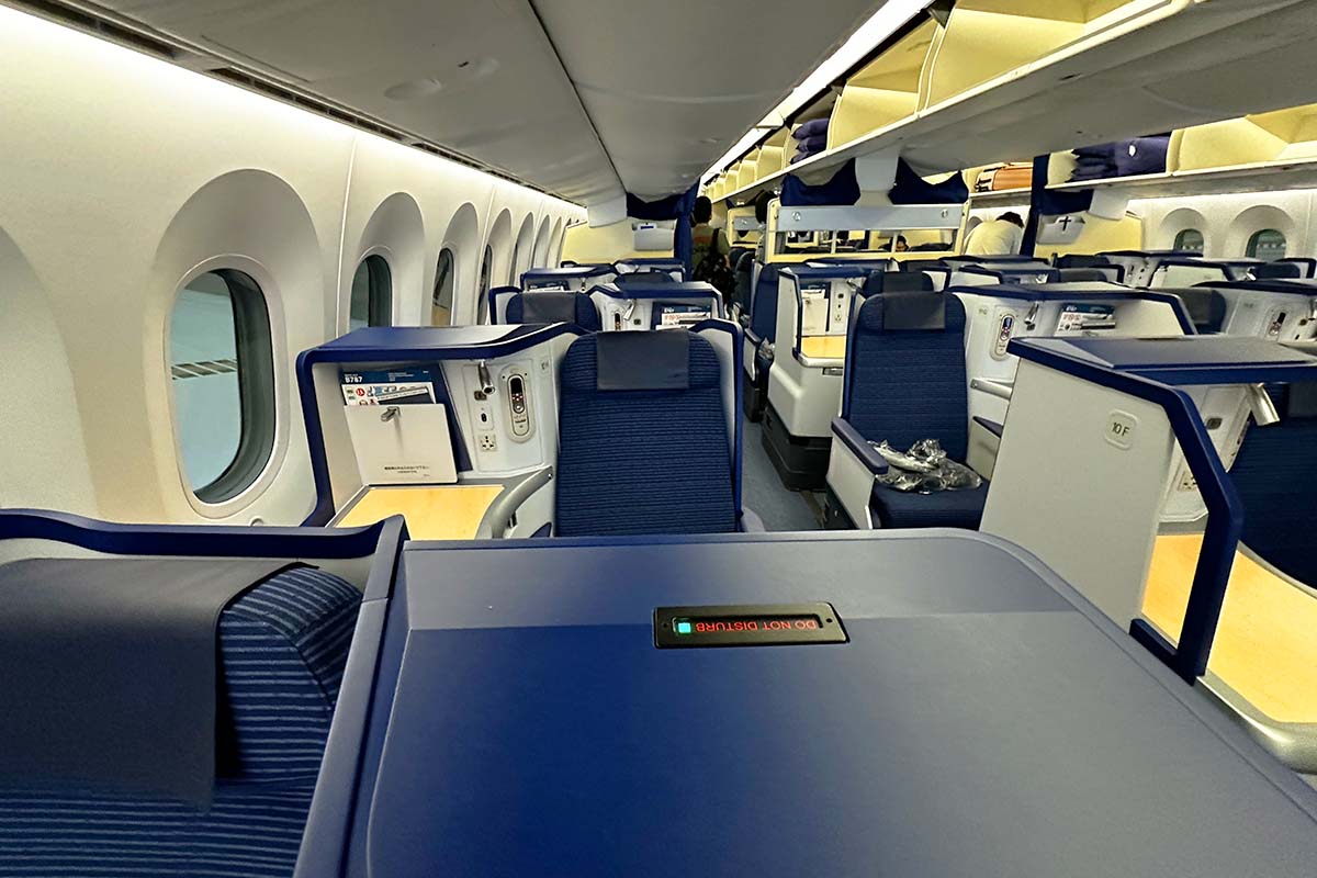 ANAビジネスクラス搭乗記 ソウル線でB789のスタッガードシートに遭遇 - 弾丸トラベルは怖くない!