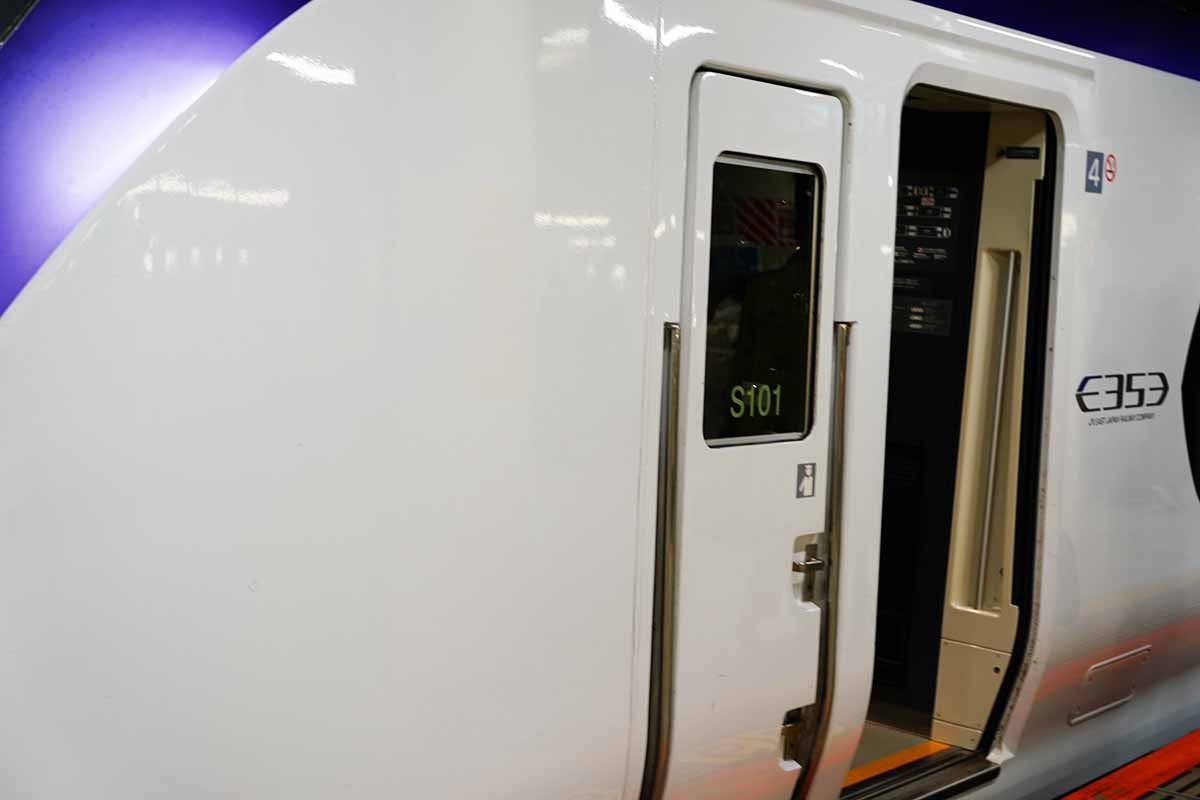 あずさ46号新宿行き グリーン車 乗車記 - 弾丸トラベルは怖くない!