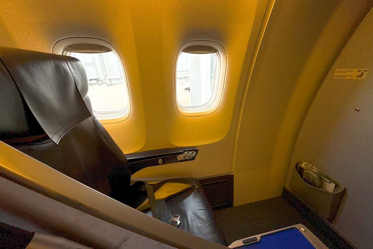 ANAプレミアムクラス搭乗記 76Pで大阪国際空港に - 弾丸トラベルは怖くない!