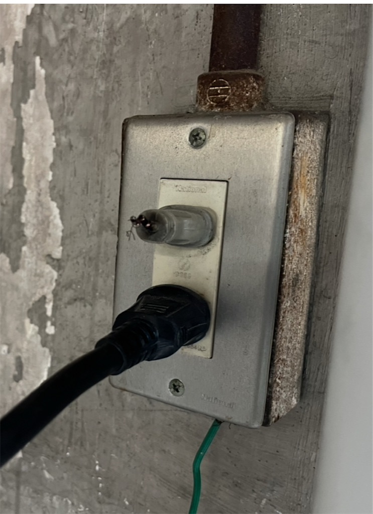 コンセントプラグ交換のやり方｜断線した電源コードを圧着端子で修繕した手順【ビルメン体験談】 - ADHDビルメンの資格ログ