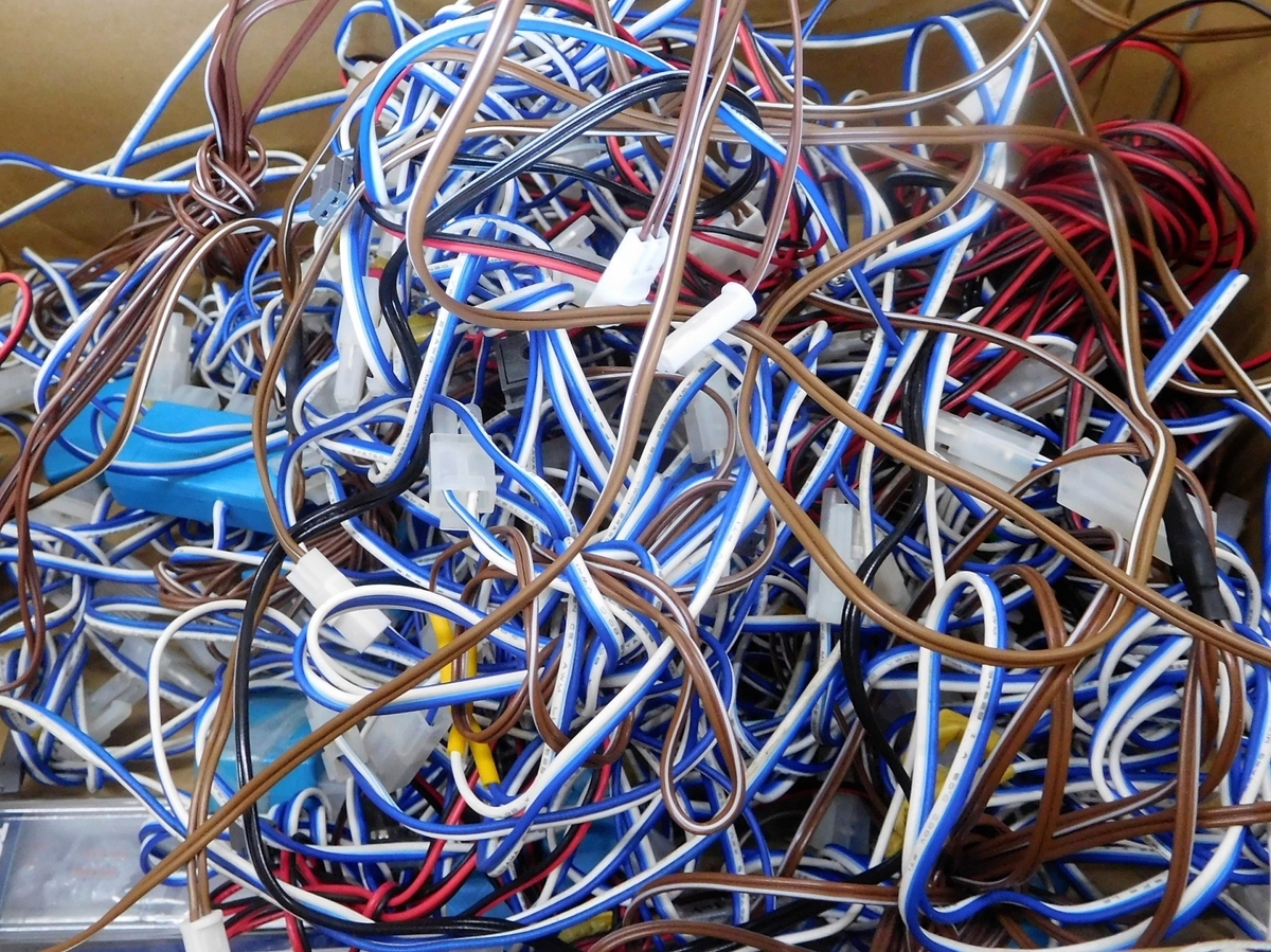 【簡単】マグネットケーブルホルダーを100均のものだけで自作した - dohoのひとりごと