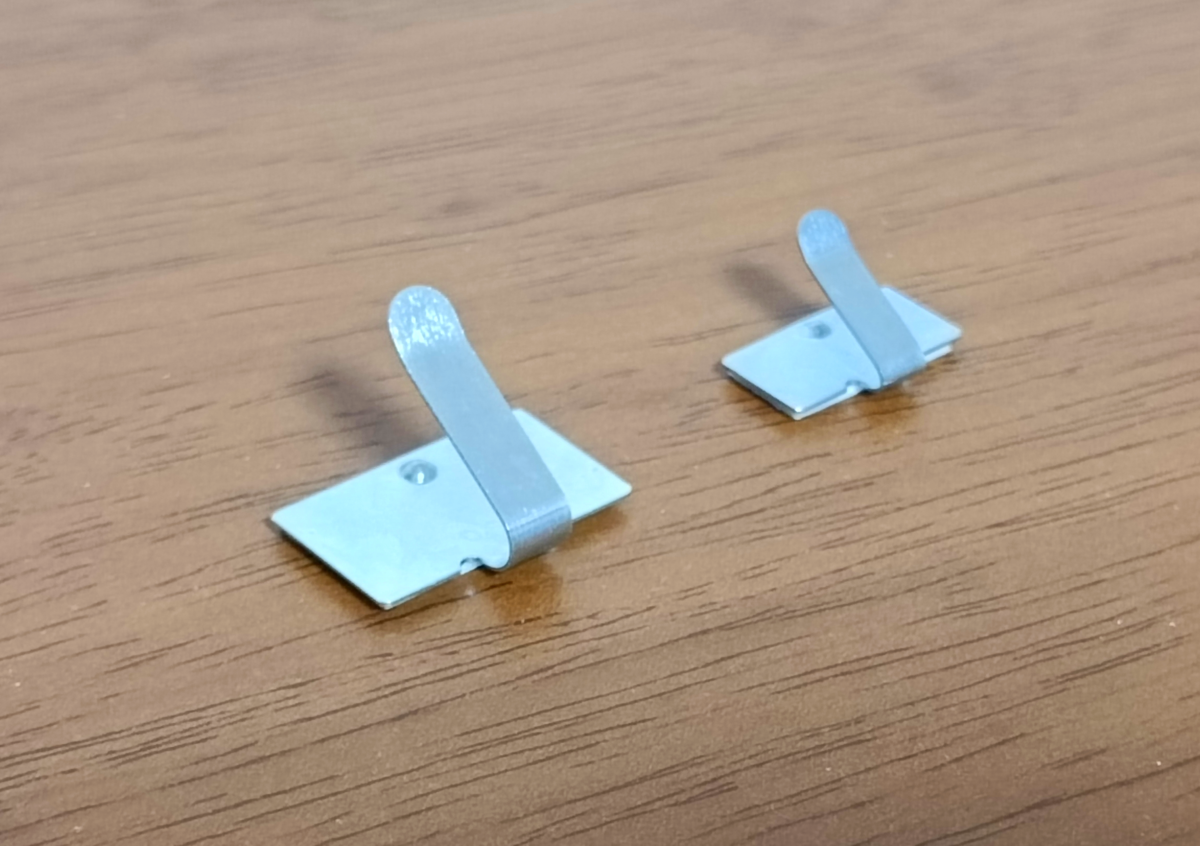 【デスク下スッキリ】デスク下のケーブル整理を100均グッズでする方法 - dohoのひとりごと