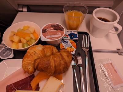 スイスエアプレミアムエコノミー（LX161）搭乗記 2023/6 - どこへでも行く