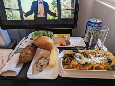 スイスエアプレミアムエコノミー（LX161）搭乗記 2023/6 - どこへでも行く