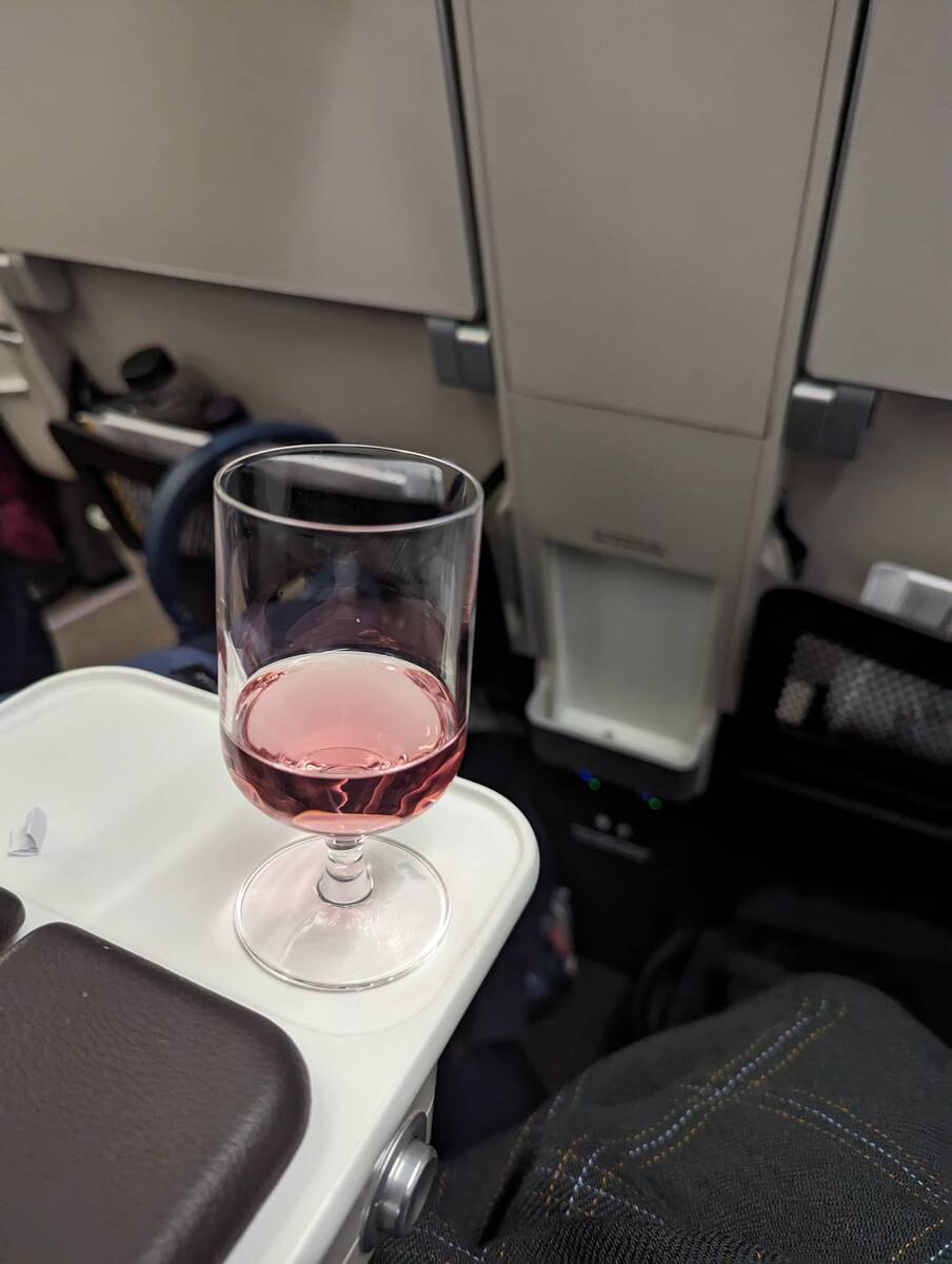 スイスエアプレミアムエコノミー（LX161）搭乗記 2023/6 - どこへでも行く