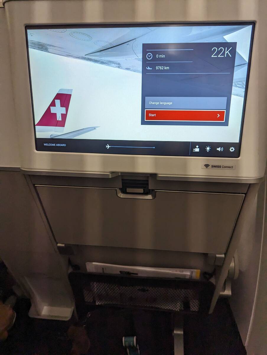 スイスエアプレミアムエコノミー（LX161）搭乗記 2023/6 - どこへでも行く