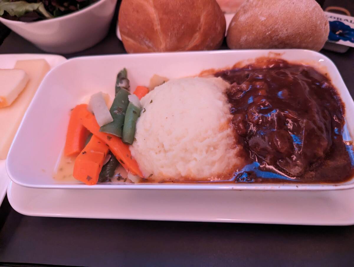 スイスエアプレミアムエコノミー（LX161）搭乗記 2023/6 - どこへでも行く