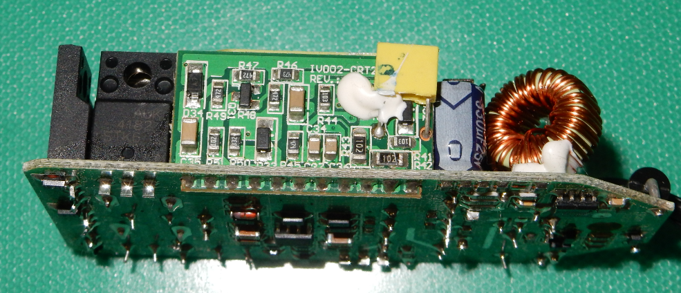 シガーソケットから100VとUSBを供給するやつを分解した - ドナドナされるプログラマのメモ