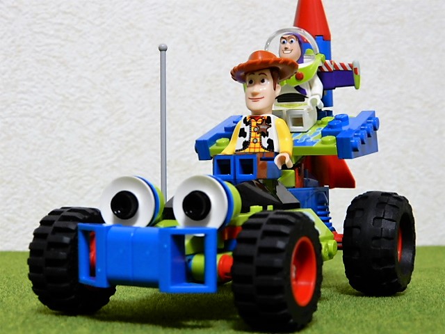 LEGO 7590 ウッディとバズが救出に出動！ トイ・ストーリー - 小さな世界