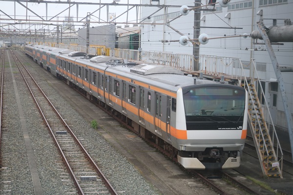 E233系中央線グリーン車が国府津疎開！鶴見線205系と並んでるよ～ - てつとおの鉄道新ブログ