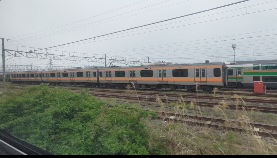 E233系中央線グリーン車が国府津疎開！鶴見線205系と並んでるよ～ - てつとおの鉄道新ブログ