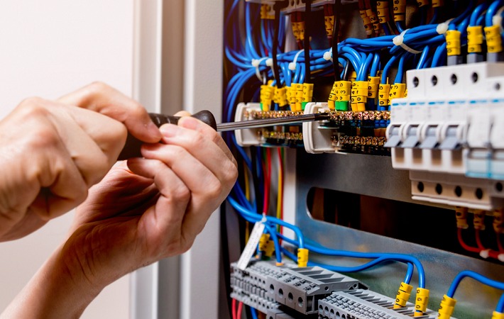 A guide to choosing the right electrician - Electrician Skills