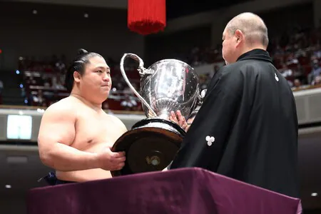 【大相撲夏場所】小結若隆景が12勝3敗で、決定戦で大関霧島を下し25場所ぶり2度目の優勝。 - fpdの映画スクラップ貼