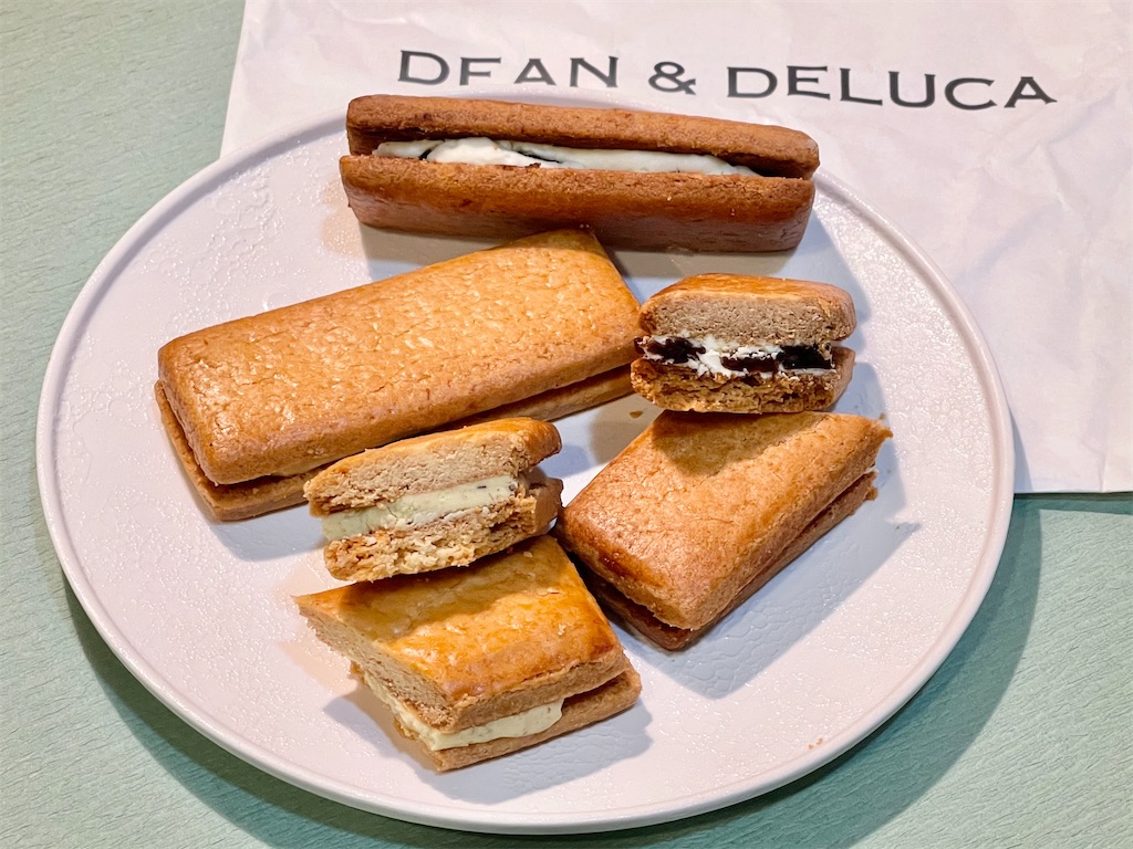 麻布十番『DEAN &DELUCA』のレーズンサンドとピスタチオサンド。普段使いのおやつに最適なカフェのスイーツ。 - お菓子を巡る暮らしの雑記帖