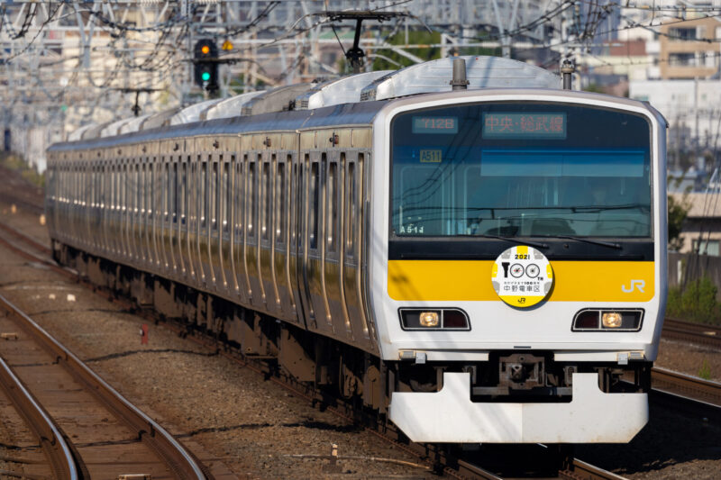 中央・総武緩行線E231系に中野電車区 開設100周年記念ヘッドマーク掲出 - 朝焼けに染まる