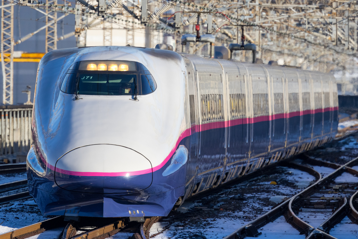 E2系J66編成(200系カラー) - 朝焼けに染まる