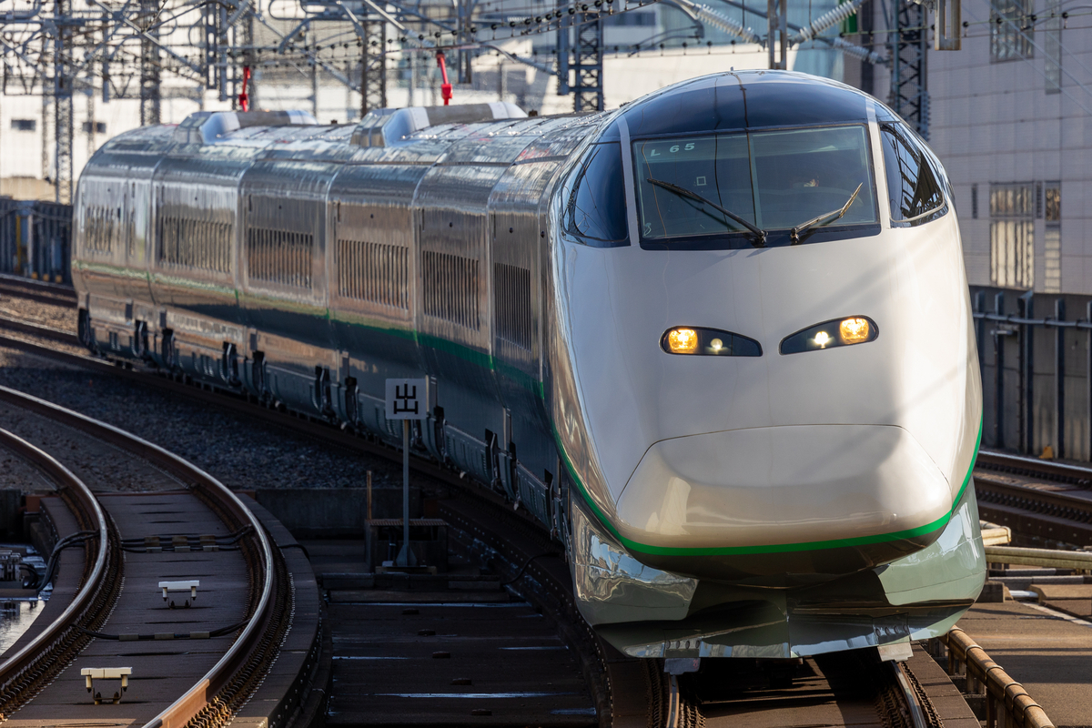 E3系L65編成（シルバーカラー） - 朝焼けに染まる