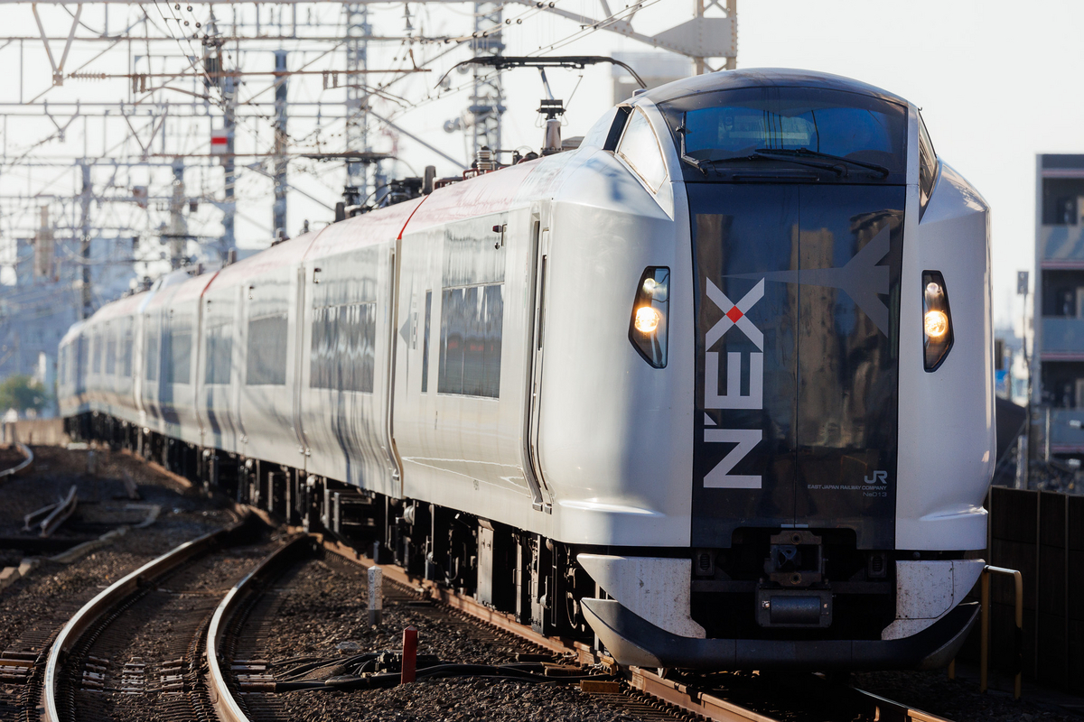 E259系塗装変更 - 朝焼けに染まる