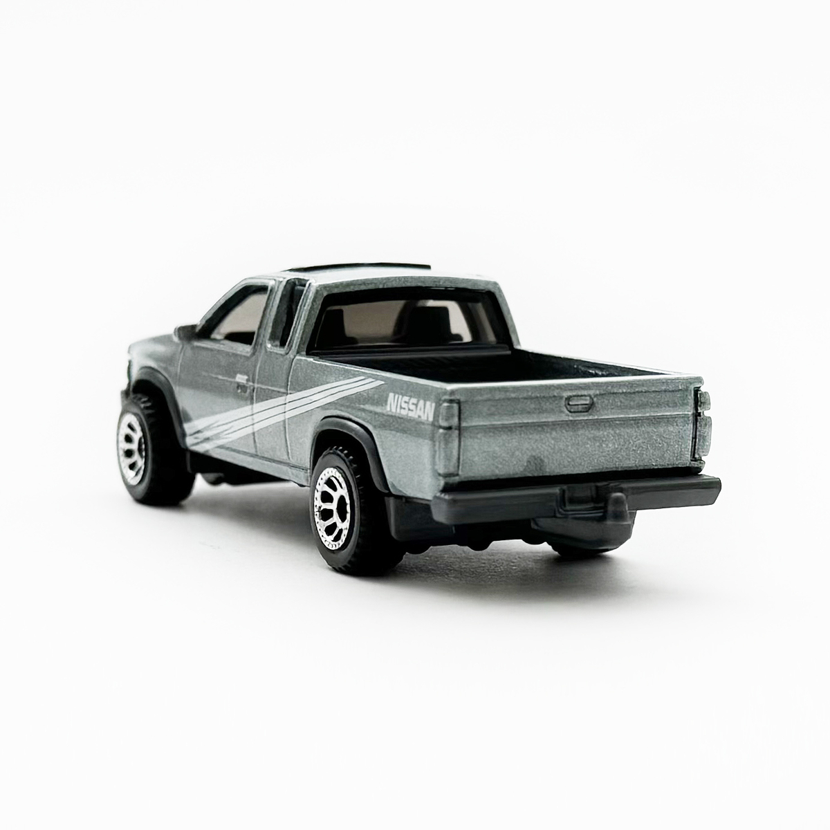 '95 NISSAN HARDBODY (D21) - 増えすぎたミニカーに愛を捧ぐ