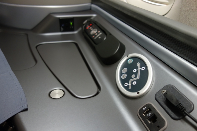 UA804 シンガポール〜成田 ファーストクラス - Fly with the wind はてな分室