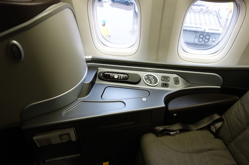 UA804 シンガポール〜成田 ファーストクラス - Fly with the wind はてな分室