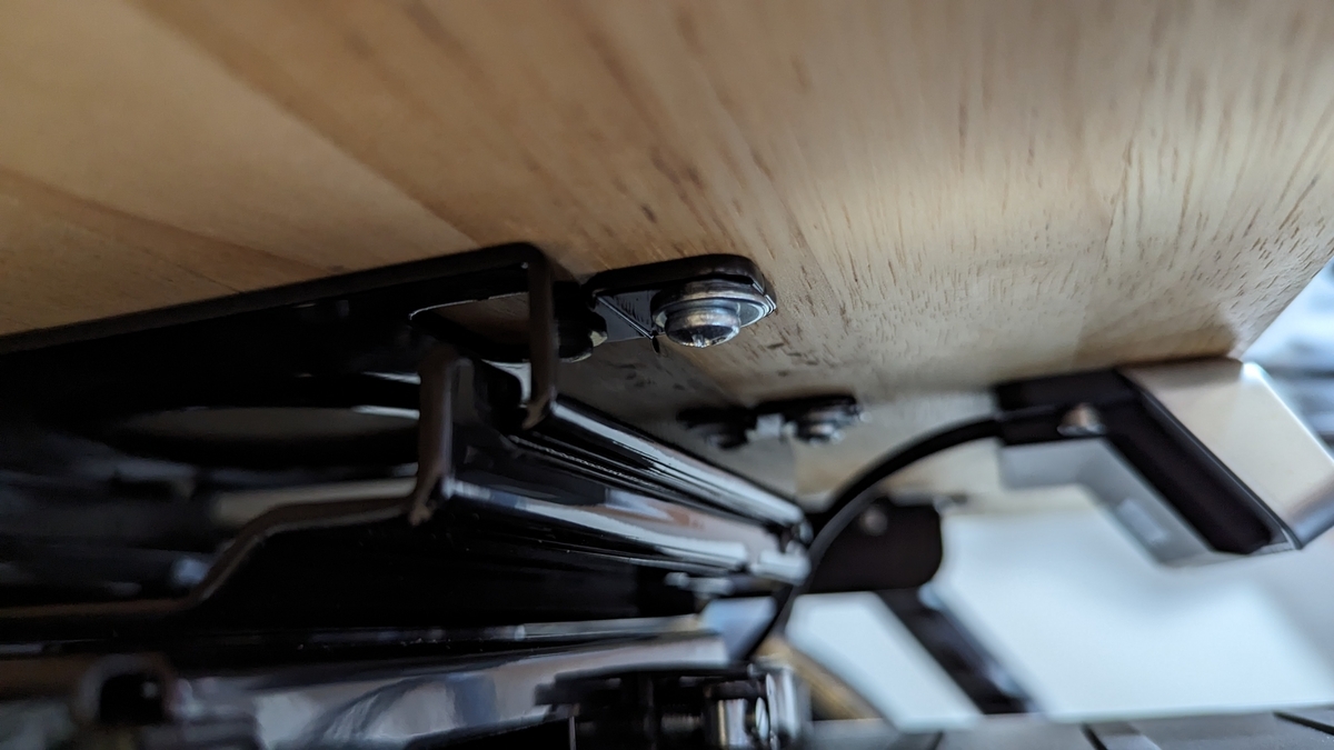 デスクトップPCを Flexispot CPUスタンド CH1 で自作昇降デスクに吊る - gensobunya Life Blog