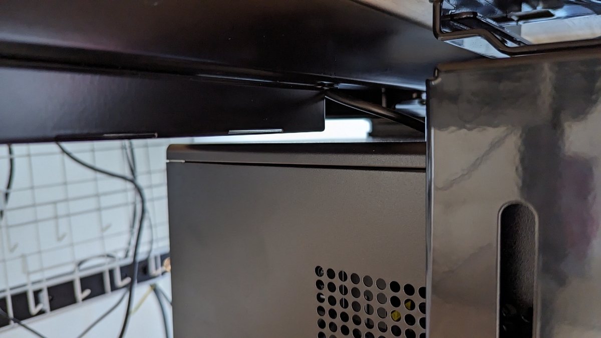 デスクトップPCを Flexispot CPUスタンド CH1 で自作昇降デスクに吊る - gensobunya Life Blog