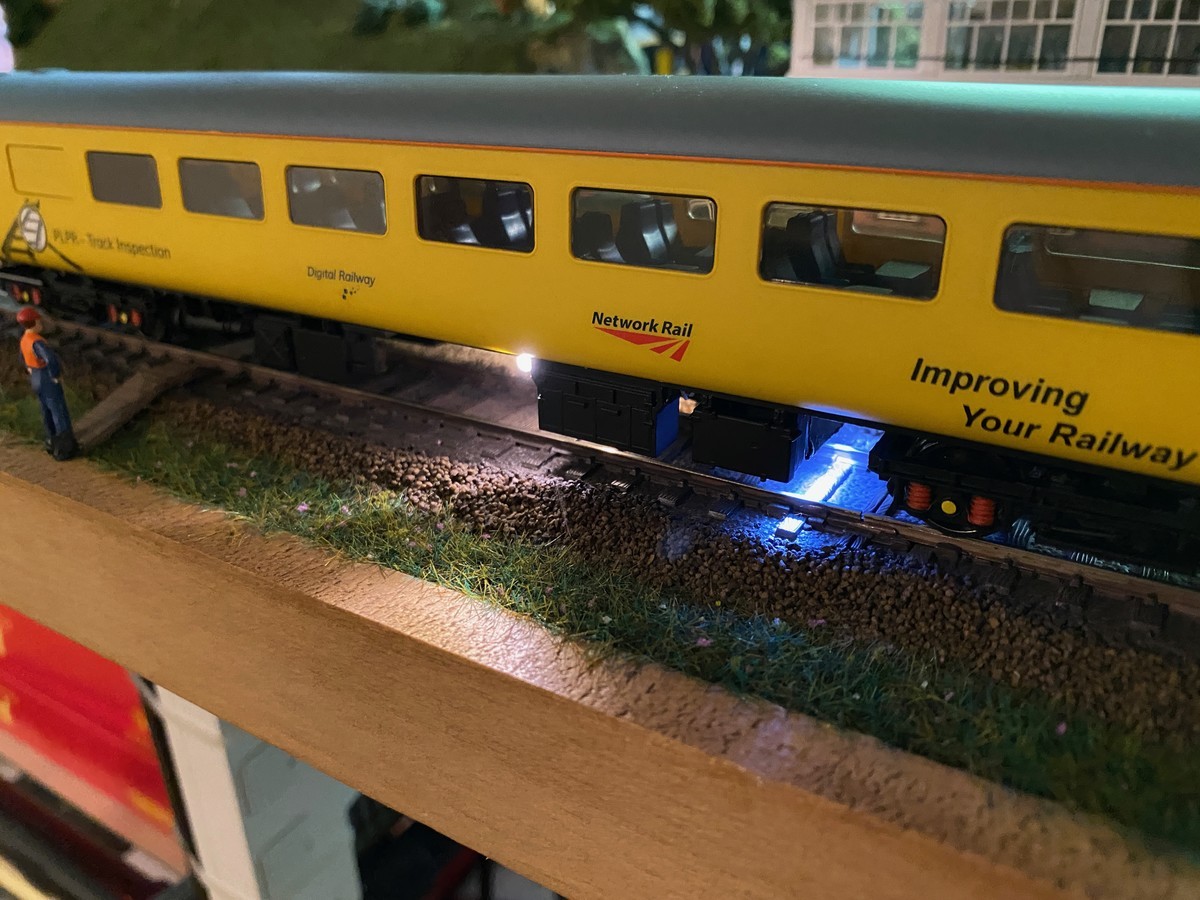 Network Rail PLPR車両の電飾 - これまでのあらすじ。