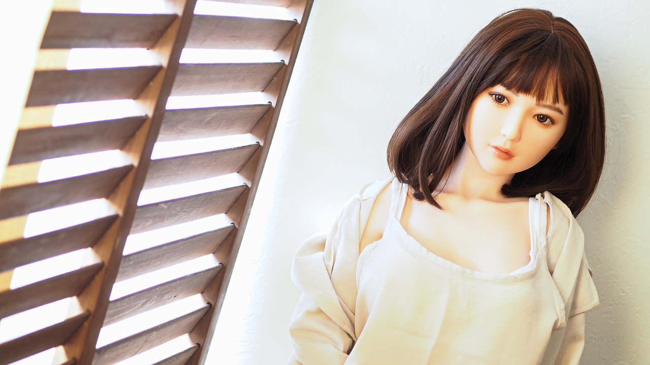 Yuzuki: Scarlet summer - The quiet beauty of the doll