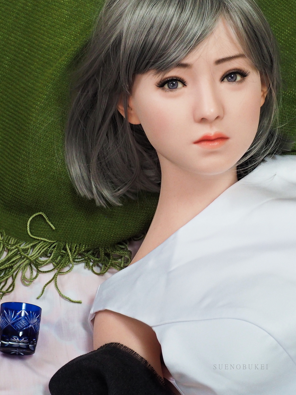 Yui: In a room without the shadow - The quiet beauty of the doll