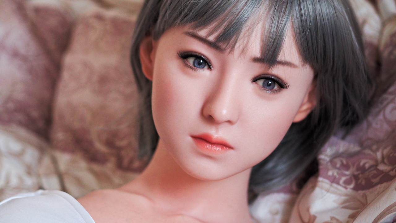 Yui: White bunny - The quiet beauty of the doll
