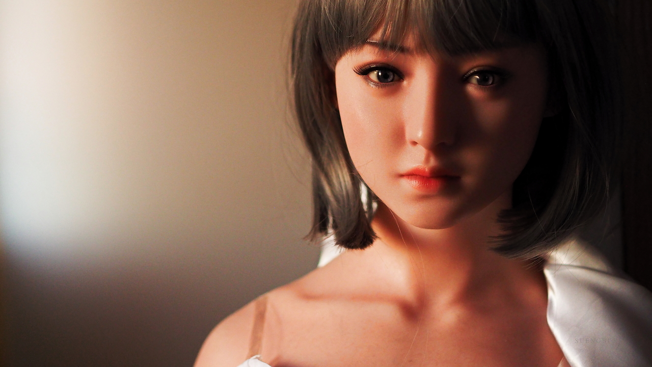 Yui: White bunny in the dark room - The quiet beauty of the doll