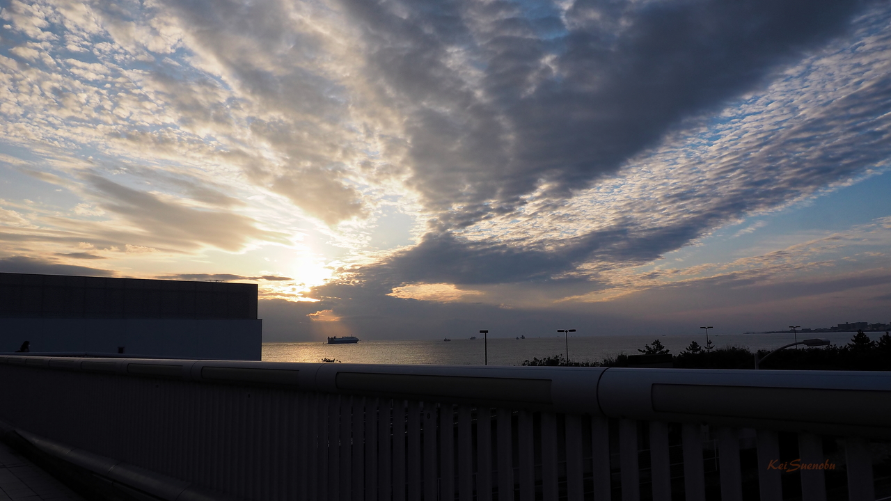 Chasing the setting sun - L'Étranger 1911120