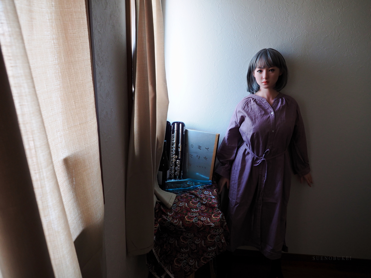 Yui: In violet - The quiet beauty of the doll