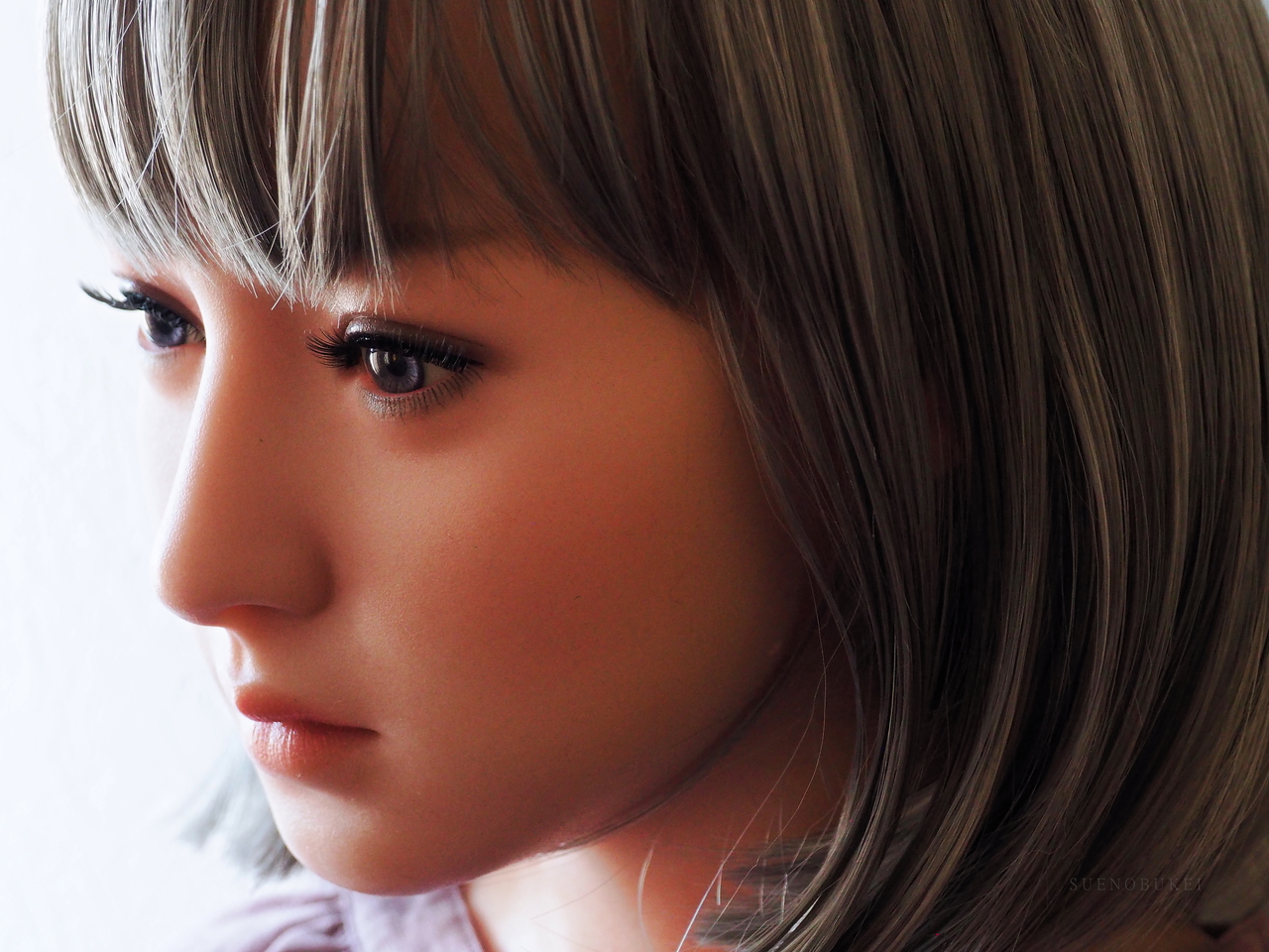 Yui: In violet - The quiet beauty of the doll